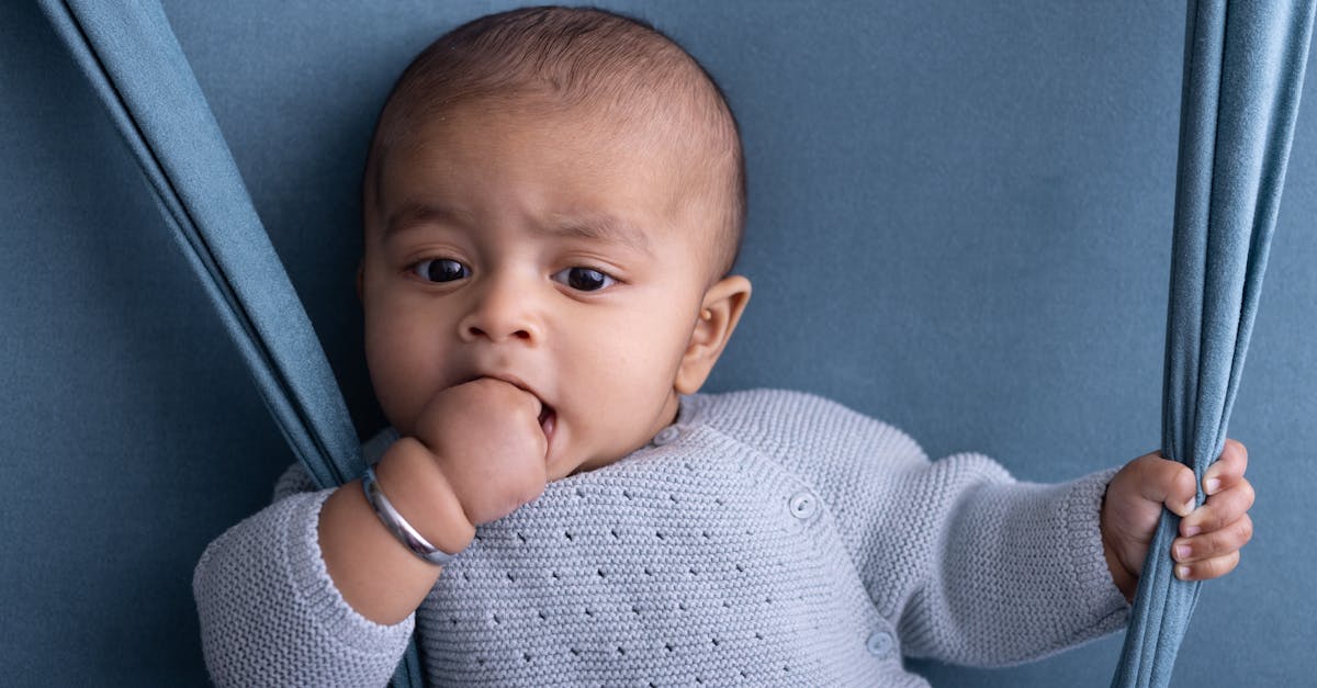 Astuces pour calmer un bébé qui pleure : conseils pratiques - BEBEDIRECT